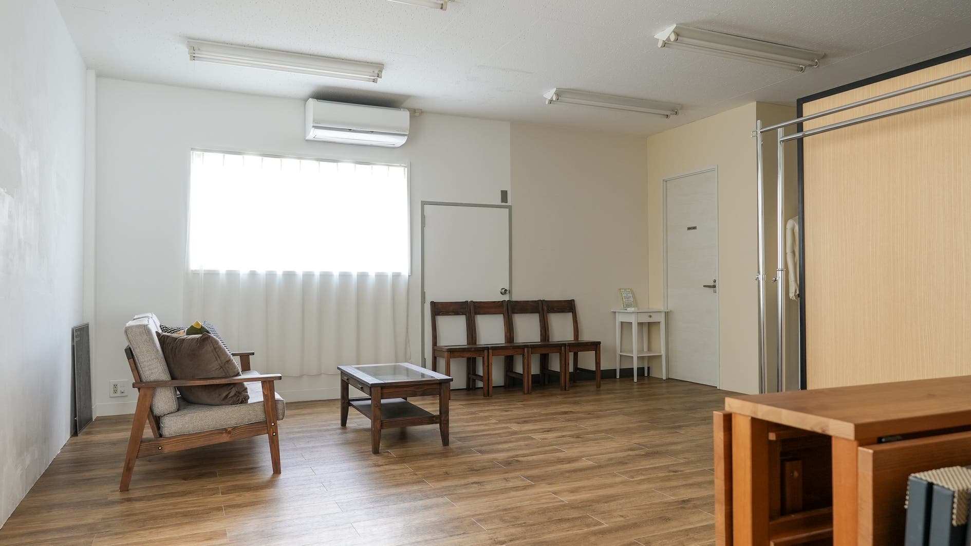 自然光は南＆東の2面☀️清掃◎で綺麗な白壁とモルタル調床／YouTube&WebCM実績多数🎥の写真6