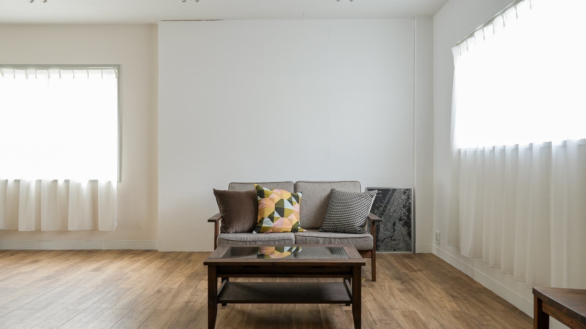 自然光は南＆東の2面☀️清掃◎で綺麗な白壁とモルタル調床／YouTube&WebCM実績多数🎥の写真7