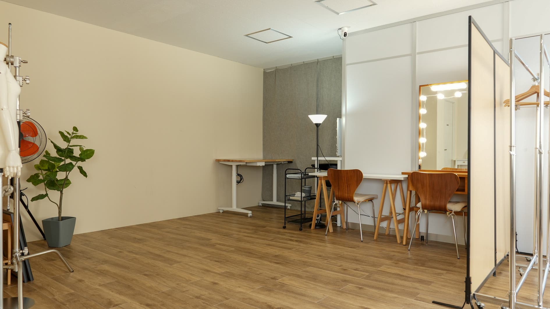 自然光は南＆東の2面☀️清掃◎で綺麗な白壁とモルタル調床／YouTube&WebCM実績多数🎥の写真8