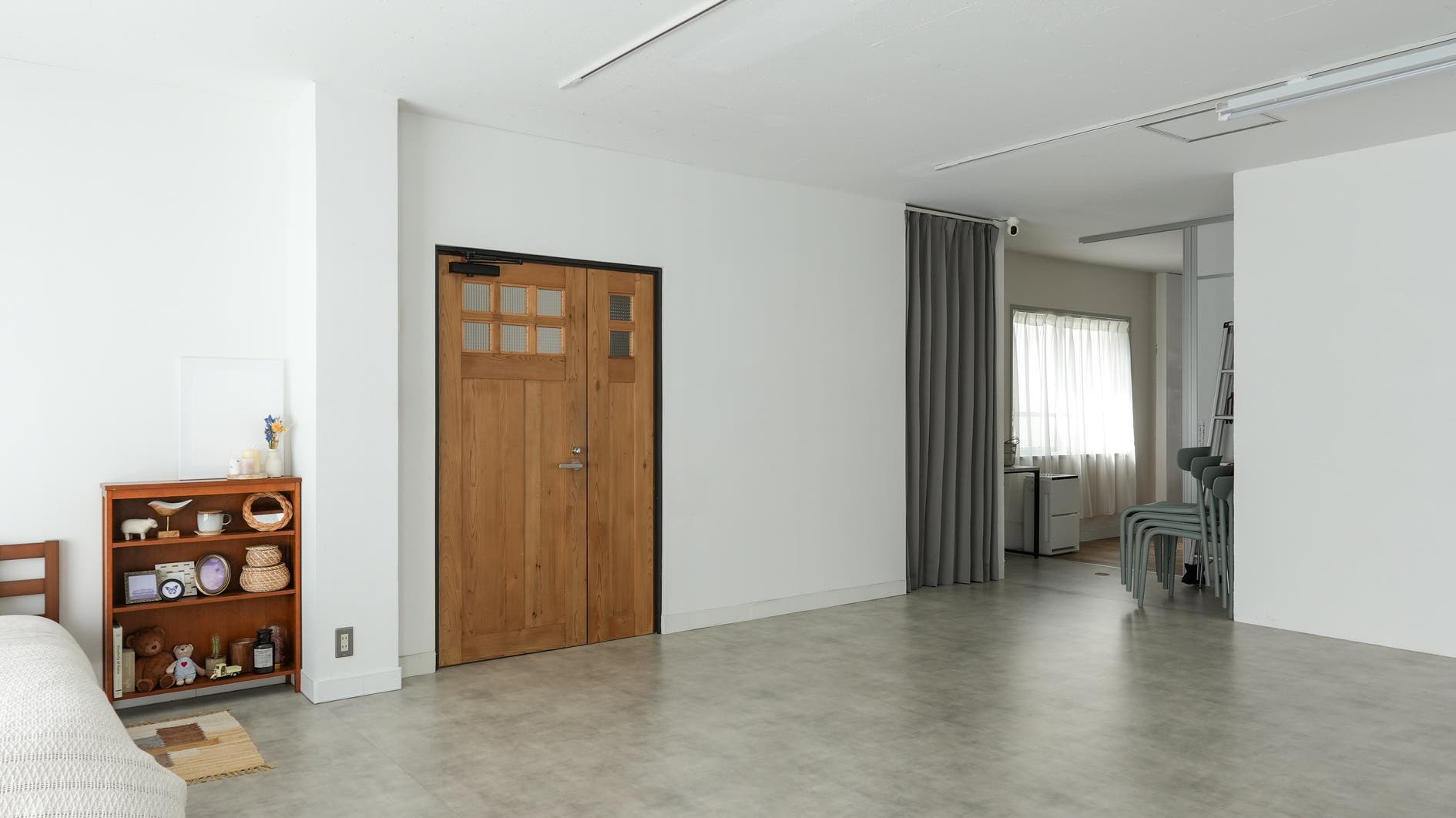 自然光は南＆東の2面☀️清掃◎で綺麗な白壁とモルタル調床／YouTube&WebCM実績多数🎥の写真9