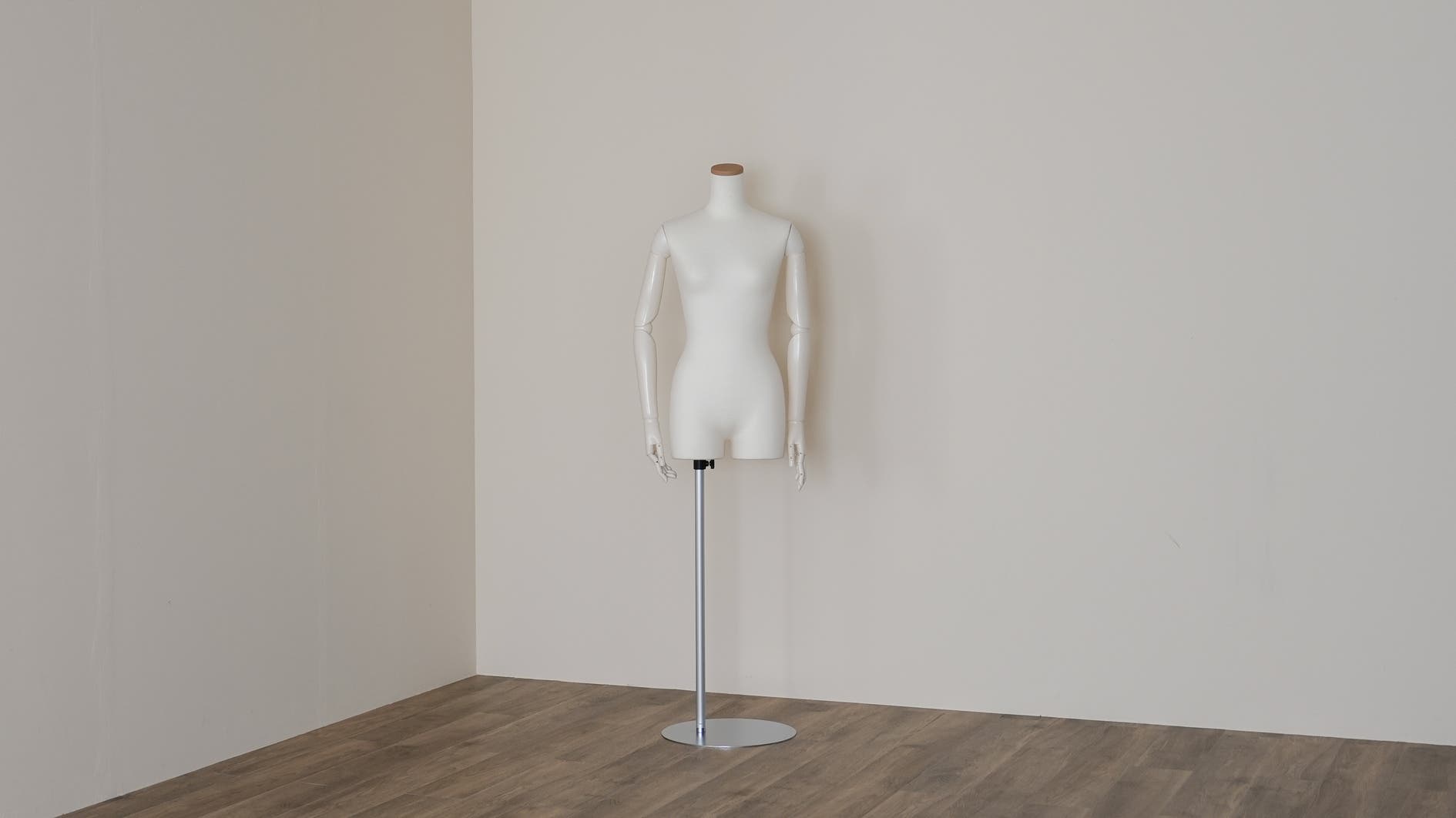 自然光は南＆東の2面☀️清掃◎で綺麗な白壁とモルタル調床／YouTube&WebCM実績多数🎥の写真10