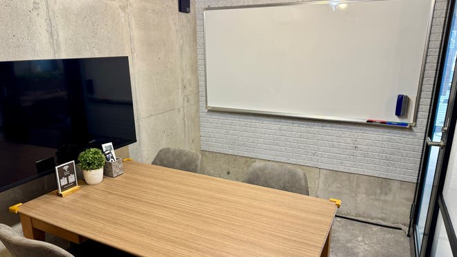 【ミーティングルーム】駅近5分 隠れ家カフェラウンジ☕️コーヒー無料/高速Wi-Fi/専用コンセントの写真2