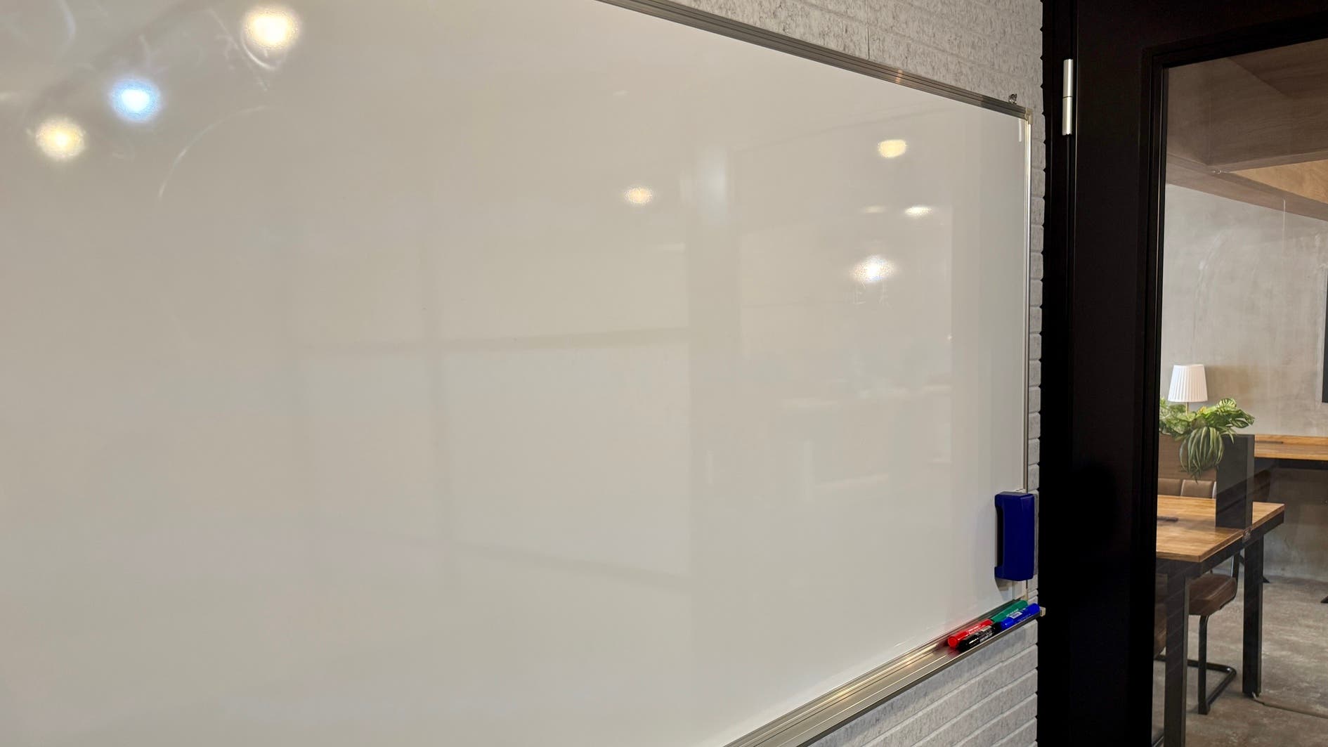 【ミーティングルーム】駅近5分 隠れ家カフェラウンジ☕️コーヒー無料/高速Wi-Fi/専用コンセントの写真4