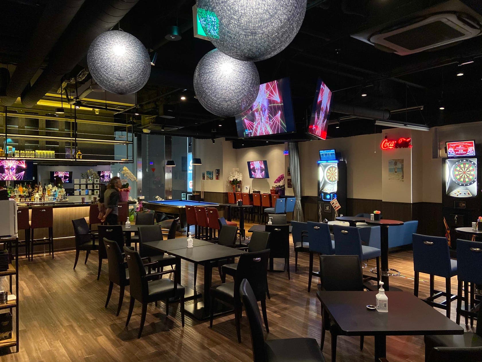 多彩な遊びが出来るスポーツバーの写真2