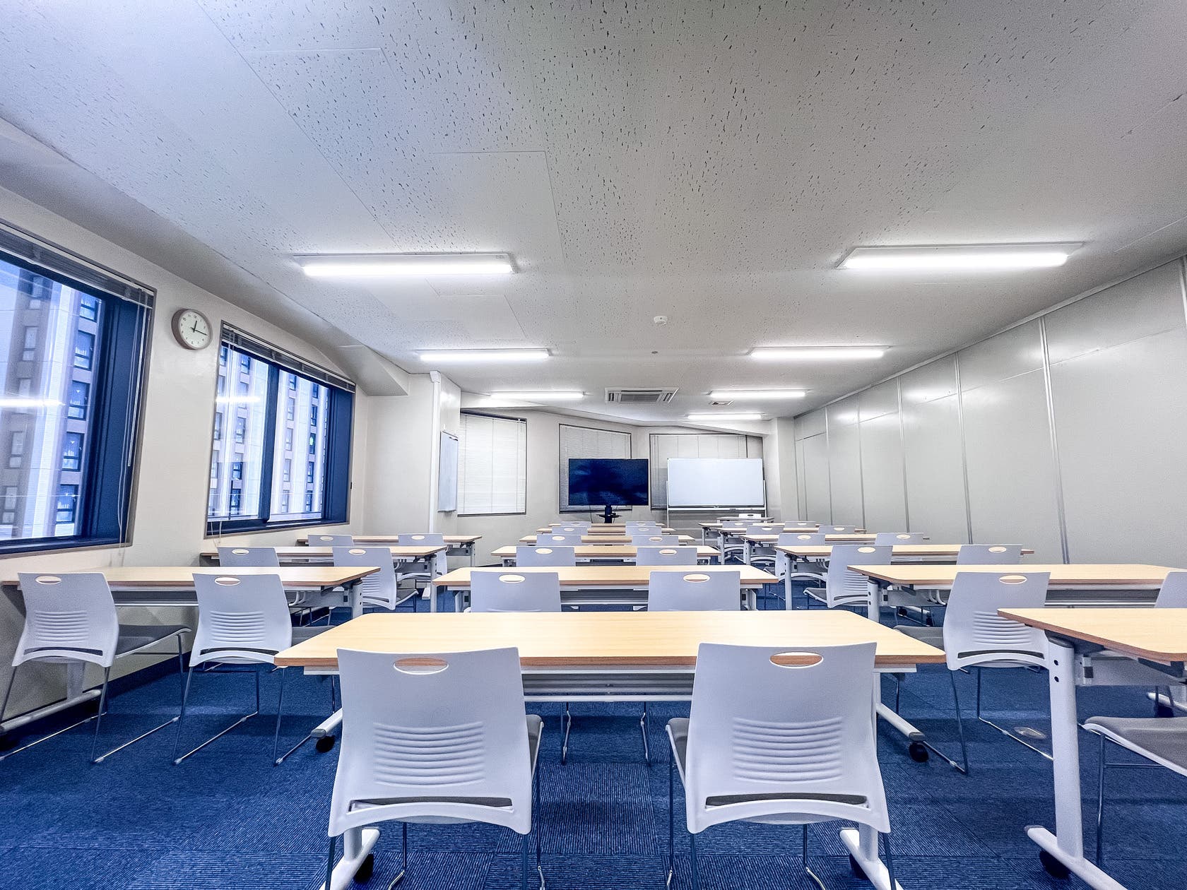 静岡駅南口徒歩3分｜最大39名着席可｜80㎡の広々空間｜日当たり◎快適な会議も交流も。大型モニター完備で多様な集まりをサポート！の写真1