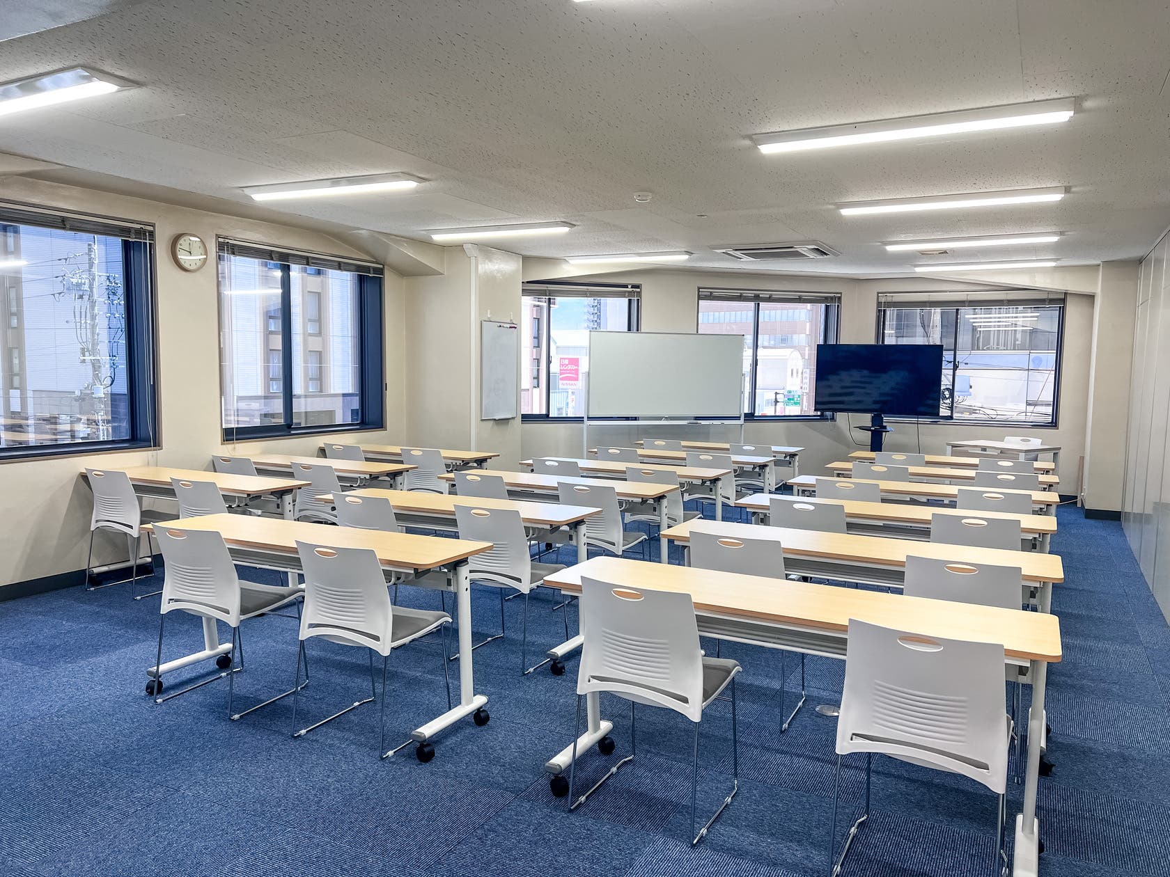 静岡駅南口徒歩3分｜最大39名着席可｜80㎡の広々空間｜日当たり◎快適な会議も交流も。大型モニター完備で多様な集まりをサポート！の写真2