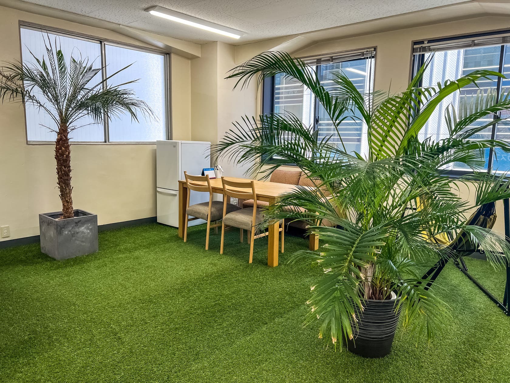 静岡駅南口徒歩3分｜最大39名着席可｜80㎡の広々空間｜日当たり◎快適な会議も交流も。大型モニター完備で多様な集まりをサポート！の写真7