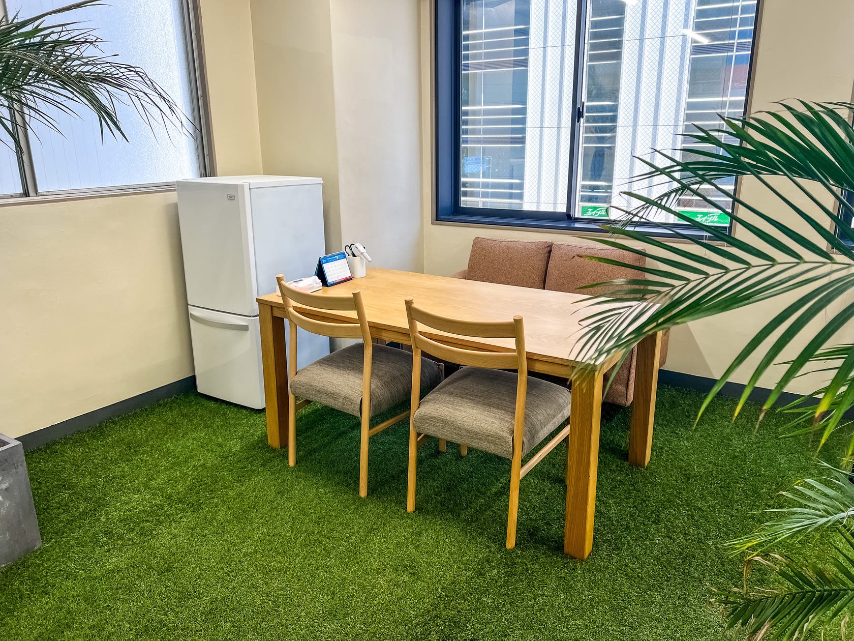 静岡駅南口徒歩3分｜最大39名着席可｜80㎡の広々空間｜日当たり◎快適な会議も交流も。大型モニター完備で多様な集まりをサポート！の写真8