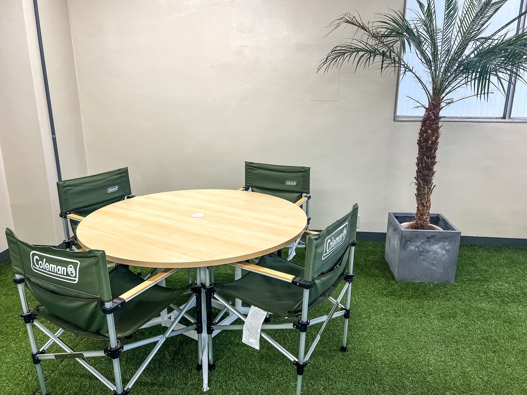 静岡駅南口徒歩3分｜最大39名着席可｜80㎡の広々空間｜日当たり◎快適な会議も交流も。大型モニター完備で多様な集まりをサポート！の写真9