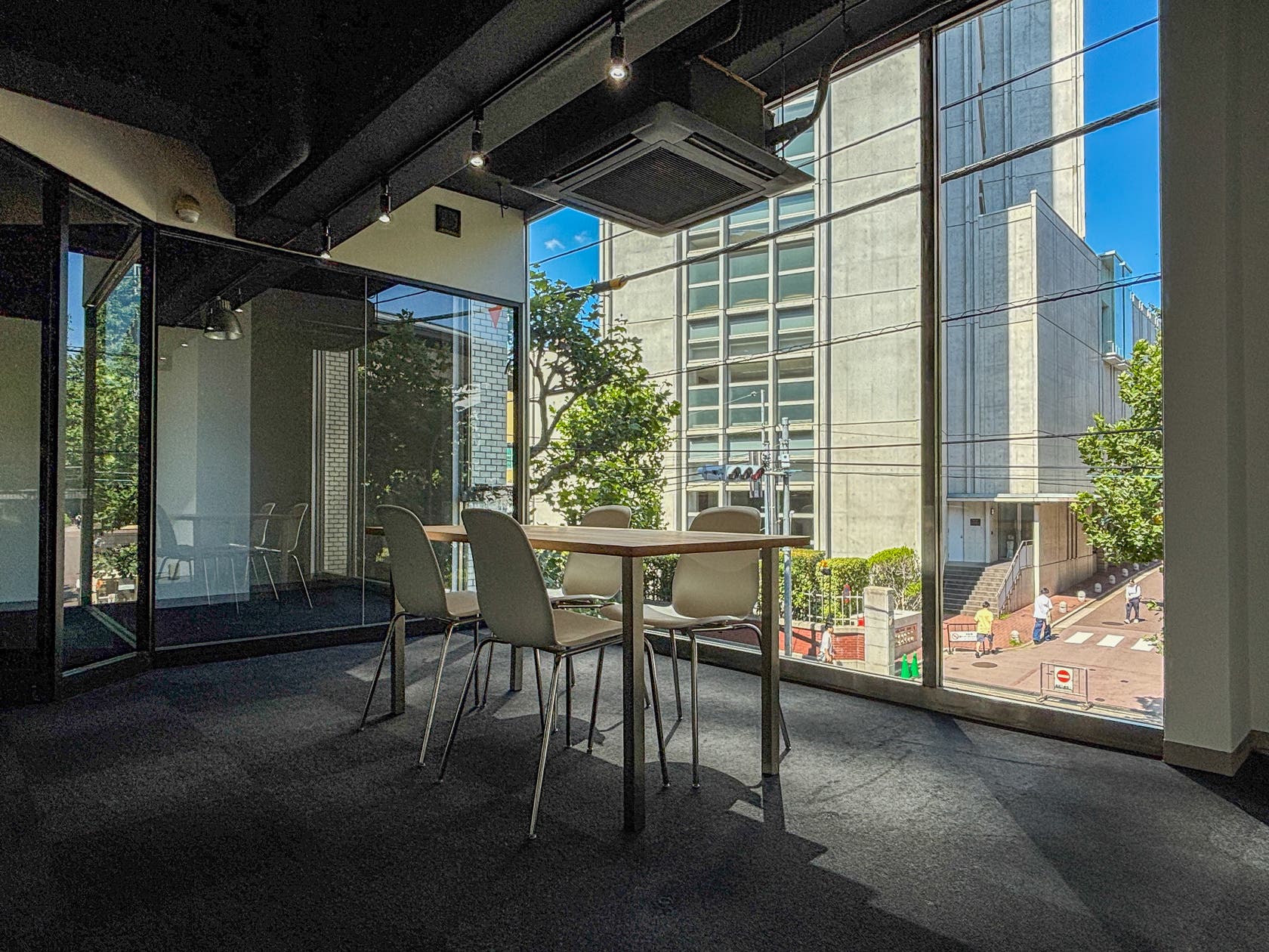 【渋谷・表参道・青山】青山学院大学西門前。4名様までのミーティングにご利用可能。明るく開放的な会議室。の写真1