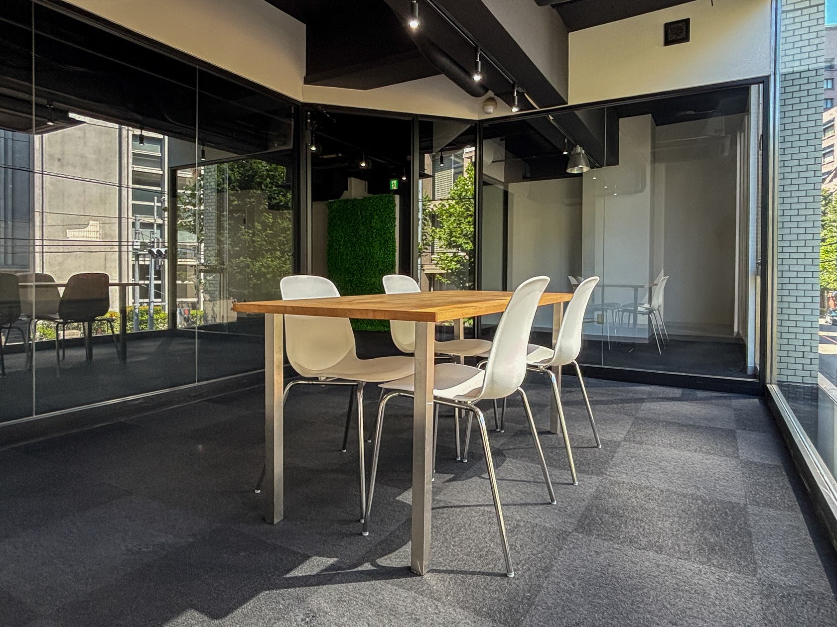 【渋谷・表参道・青山】青山学院大学西門前。4名様までのミーティングにご利用可能。明るく開放的な会議室。の写真2