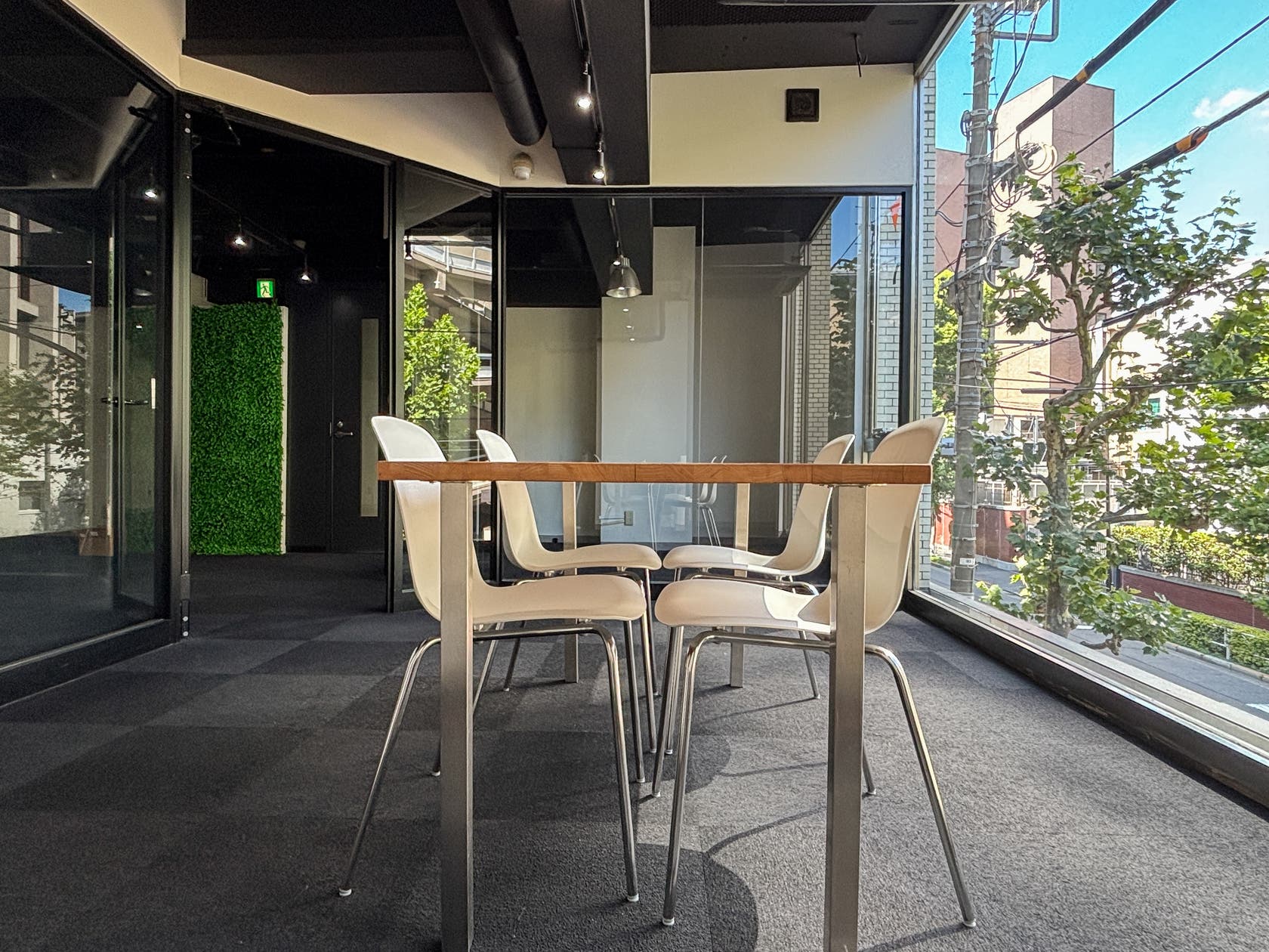 【渋谷・表参道・青山】青山学院大学西門前。4名様までのミーティングにご利用可能。明るく開放的な会議室。の写真3