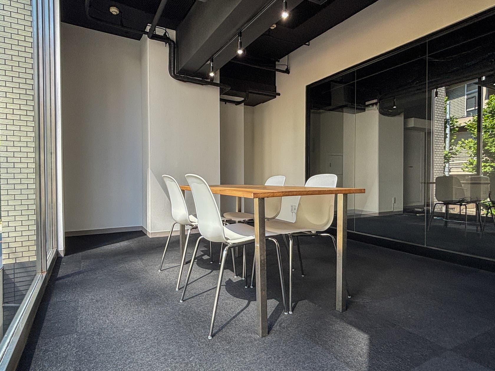 【渋谷・表参道・青山】青山学院大学西門前。4名様までのミーティングにご利用可能。明るく開放的な会議室。の写真4