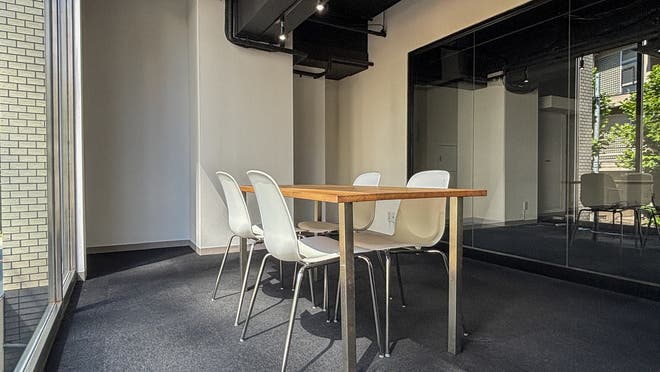 【渋谷・表参道・青山】青山学院大学西門前。4名様までのミーティングにご利用可能。明るく開放的な会議室。の写真4