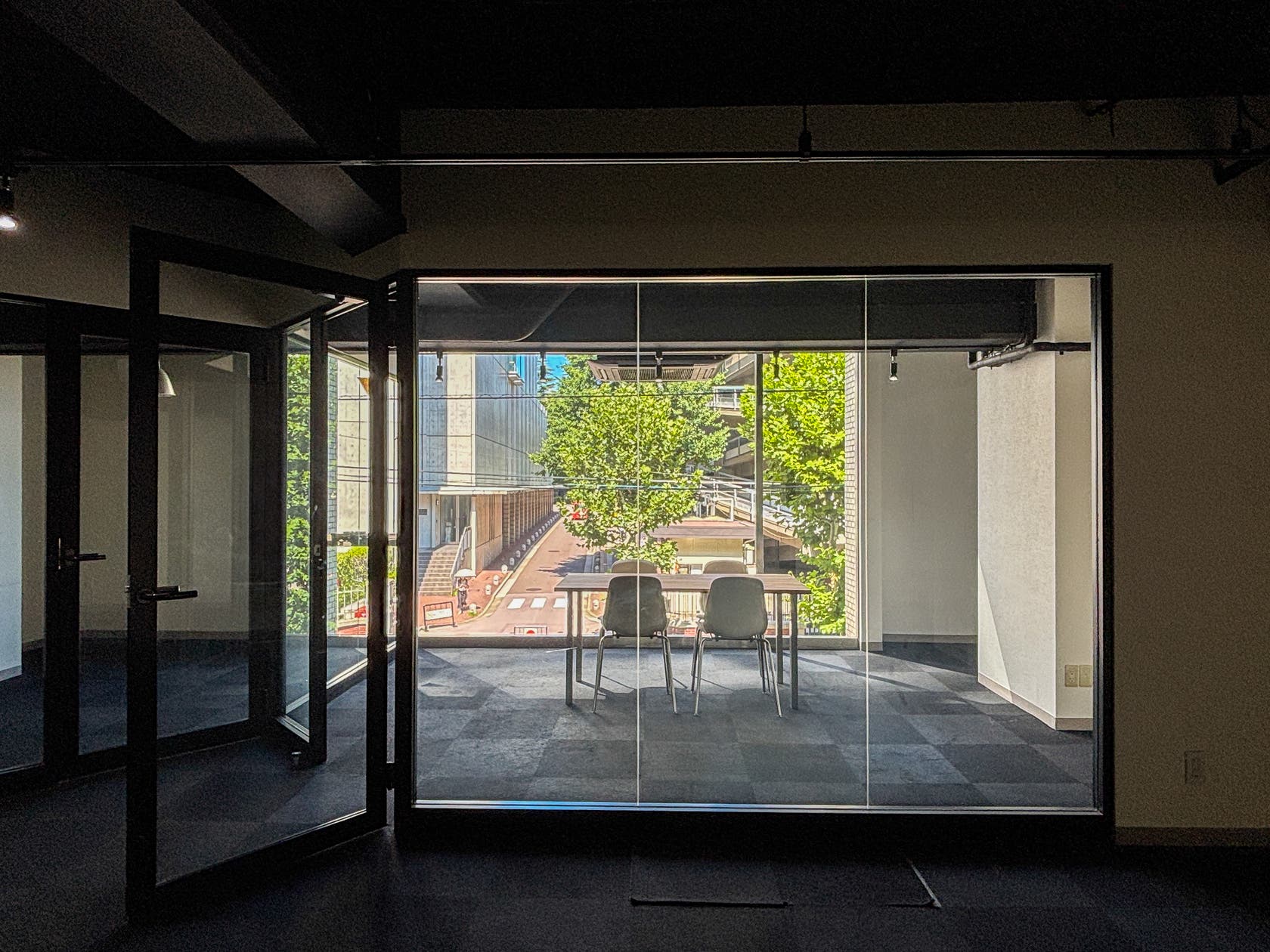 【渋谷・表参道・青山】青山学院大学西門前。4名様までのミーティングにご利用可能。明るく開放的な会議室。の写真5