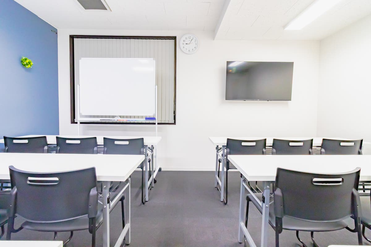 【天神駅出口徒歩2分！定員17名】50インチモニター・10Gbps光回線・WiFi全て無料！ふれあい貸し会議室 天神No151の写真1