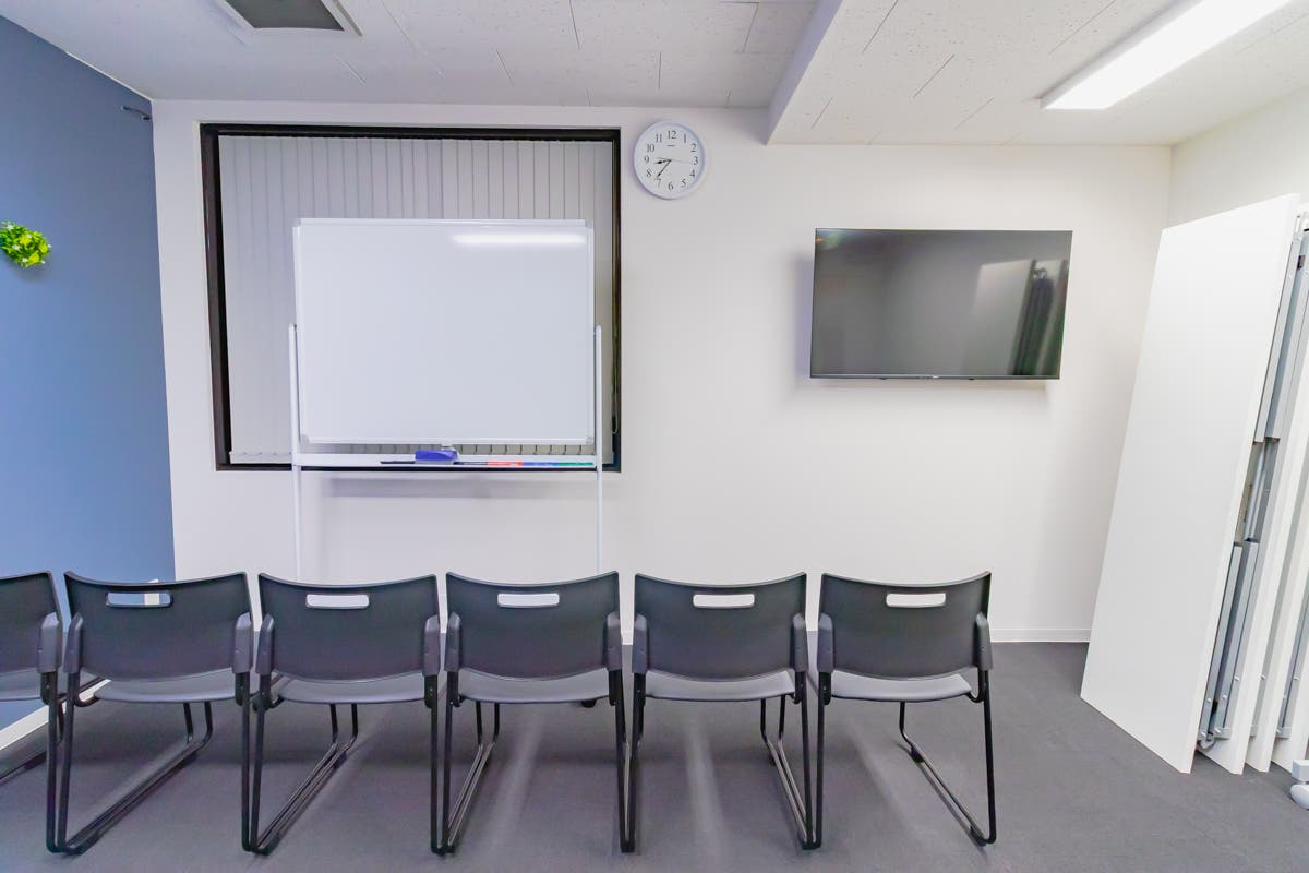 【天神駅出口徒歩2分！定員17名】50インチモニター・10Gbps光回線・WiFi全て無料！ふれあい貸し会議室 天神No151の写真17