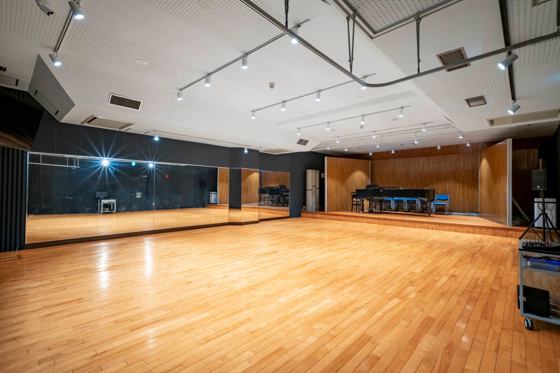 【駐車場10台完備】楽器演奏・ダンス練習など様々な用途でご利用いただけるレンタルスタジオ！地下鉄東西線「西28丁目」徒歩5分の写真1