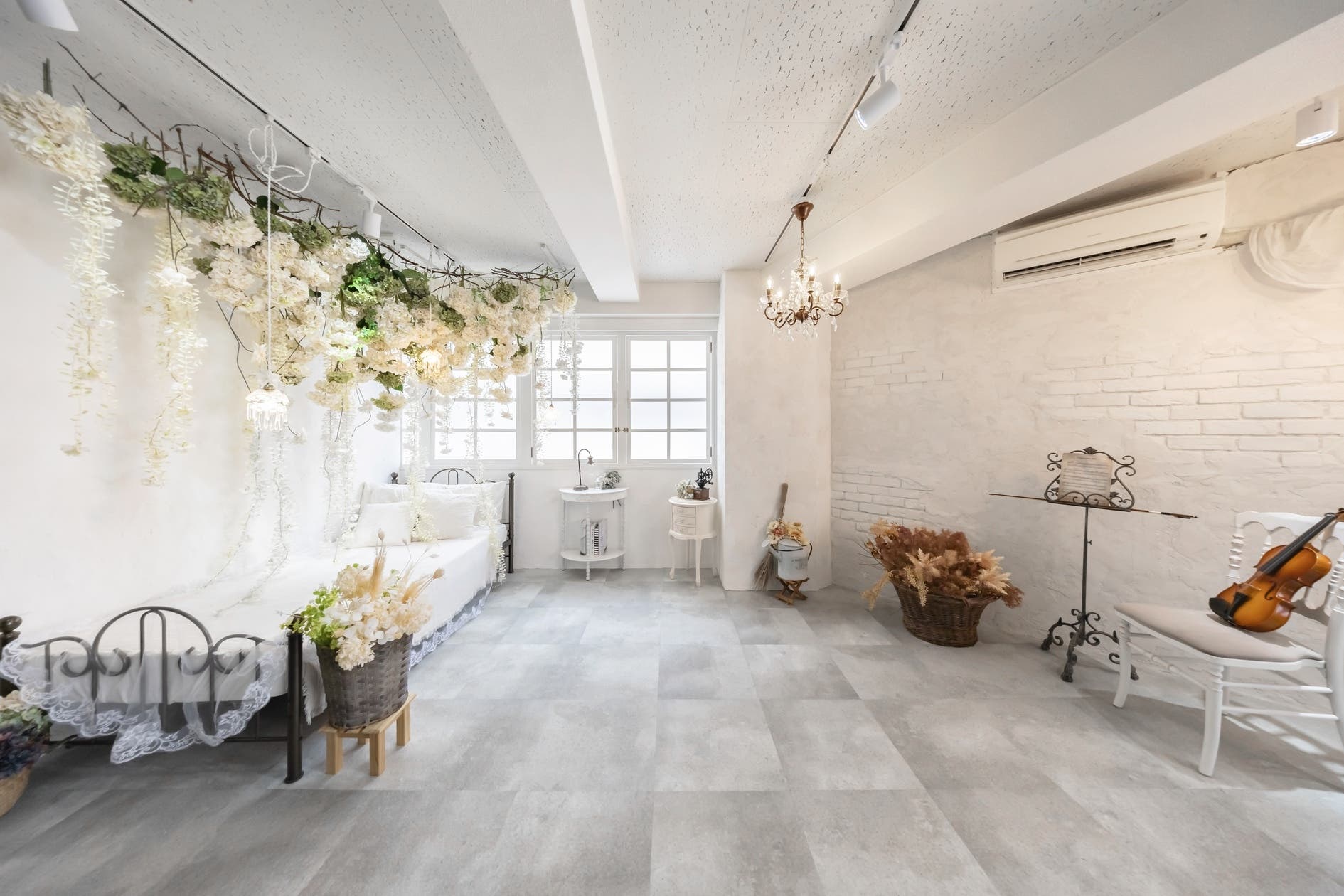 【花と光のハーモニー】自然光｜花天蓋ベッド｜大型ドライフラワー｜漆喰壁・レンガ壁｜ドレス着放題！｜撮影機材無料!の写真1