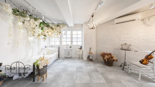 【花と光のハーモニー】自然光|花天蓋ベッド|大型ドライフラワー|漆喰壁・レンガ壁|ドレス着放題!|撮影機材無料!の写真1