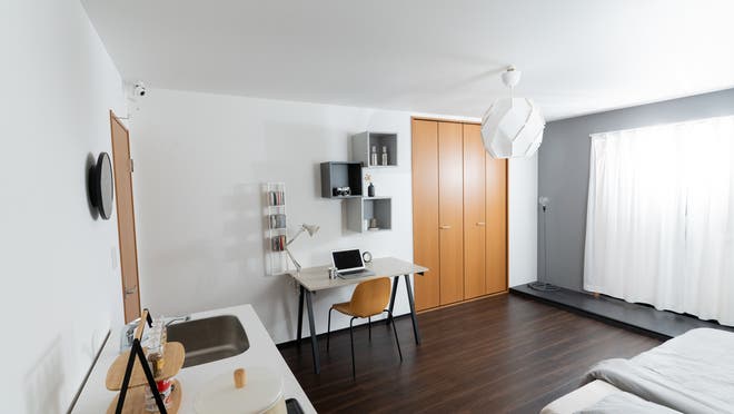 【スタジオD】グレーの壁とダークブラウンの床のモダンなモノトーンクールな空間の写真1