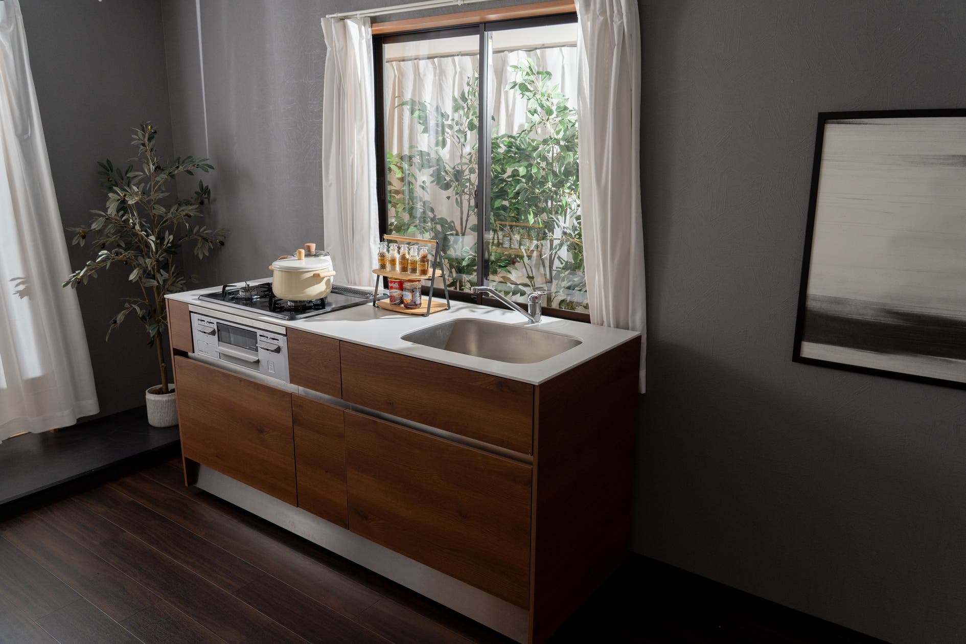 【スタジオD】グレーの壁とダークブラウンの床のモダンなモノトーンクールな空間の写真4