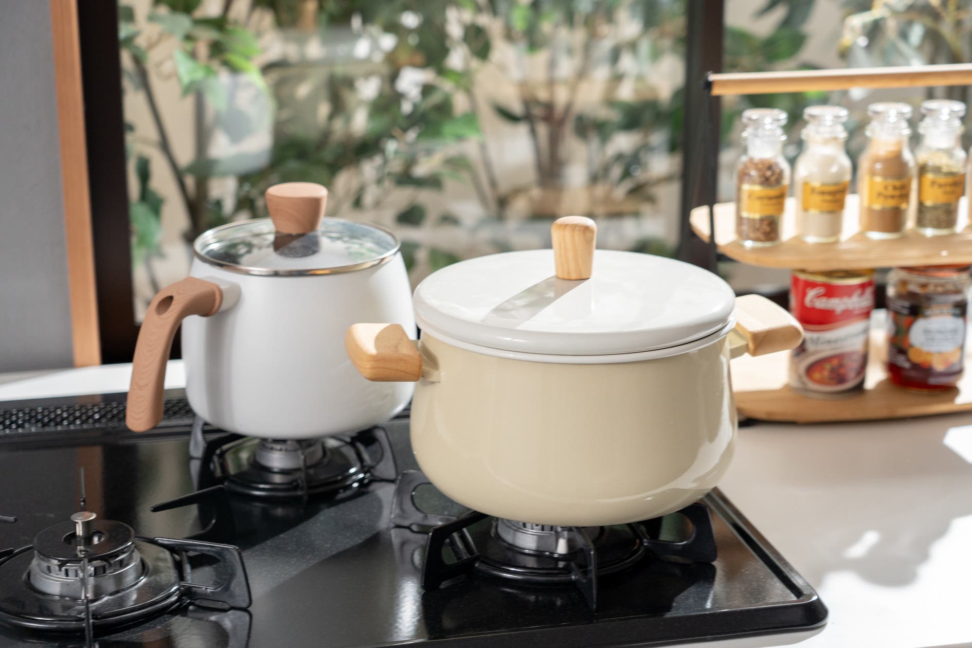 【スタジオD】グレーの壁とダークブラウンの床のモダンなモノトーンクールな空間の写真5