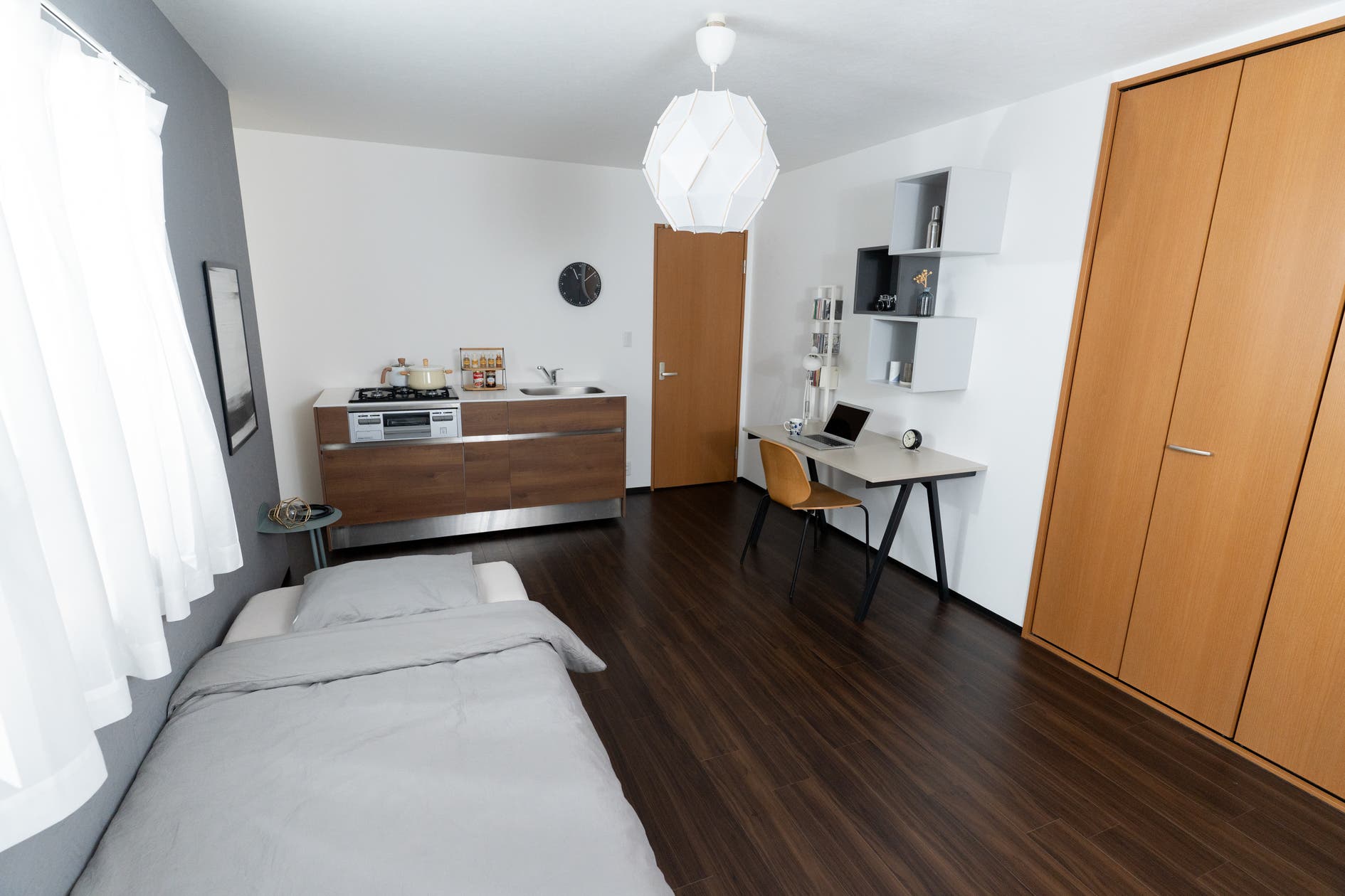 【スタジオD】グレーの壁とダークブラウンの床のモダンなモノトーンクールな空間の写真7