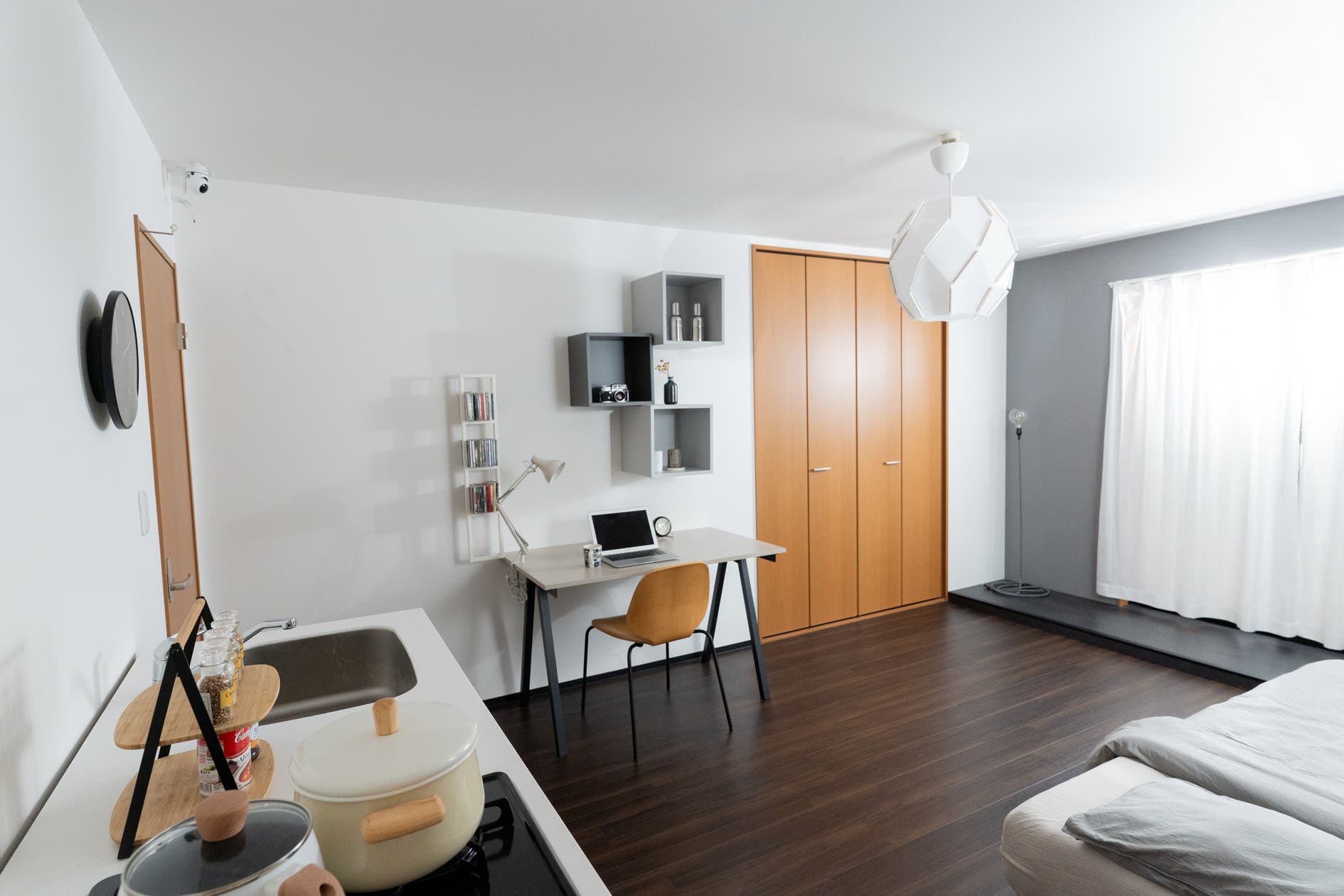 【スタジオD】グレーの壁とダークブラウンの床のモダンなモノトーンクールな空間の写真8