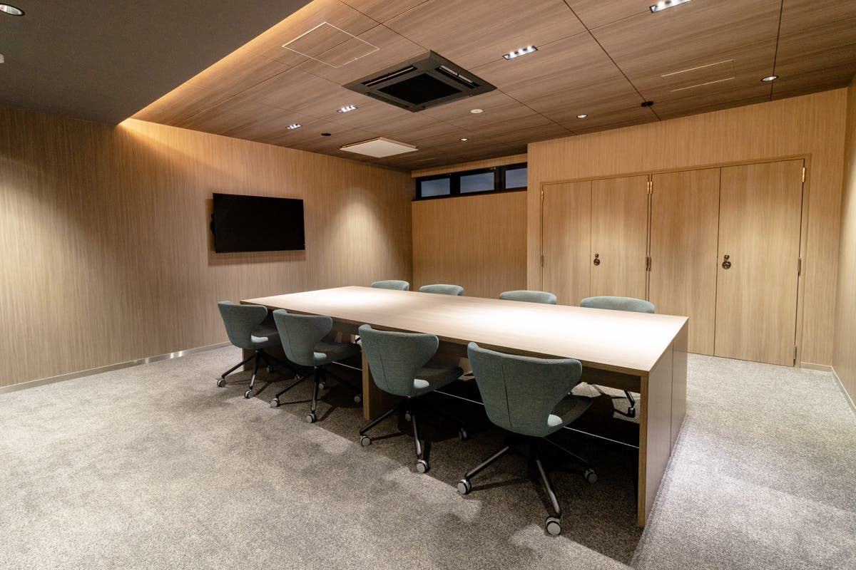 【JR博多駅東5出口徒歩2分！定員8名】モニター・WiFi無料！ふれあい貸し会議室Premium トヨタレンタリース博多駅前Cの写真1