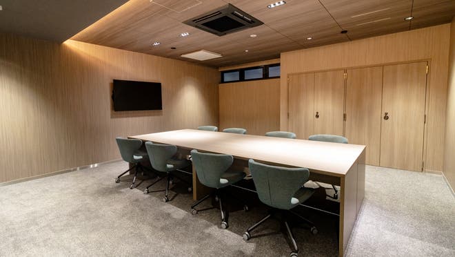 【JR博多駅東5出口徒歩2分!定員8名】モニター・WiFi無料!ふれあい貸し会議室Premium トヨタレンタリース博多駅前Cの写真1