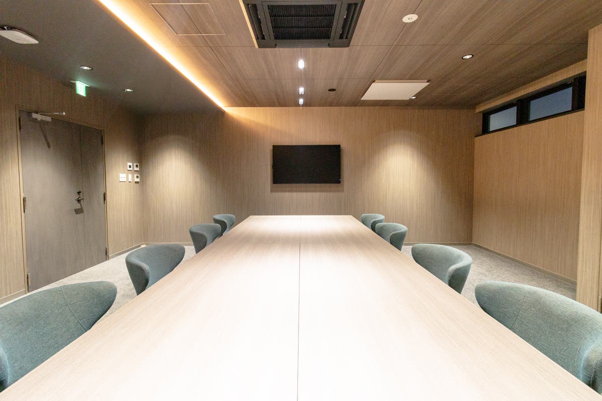 【JR博多駅東5出口徒歩2分！定員8名】モニター・WiFi無料！ふれあい貸し会議室Premium トヨタレンタリース博多駅前Cの写真2