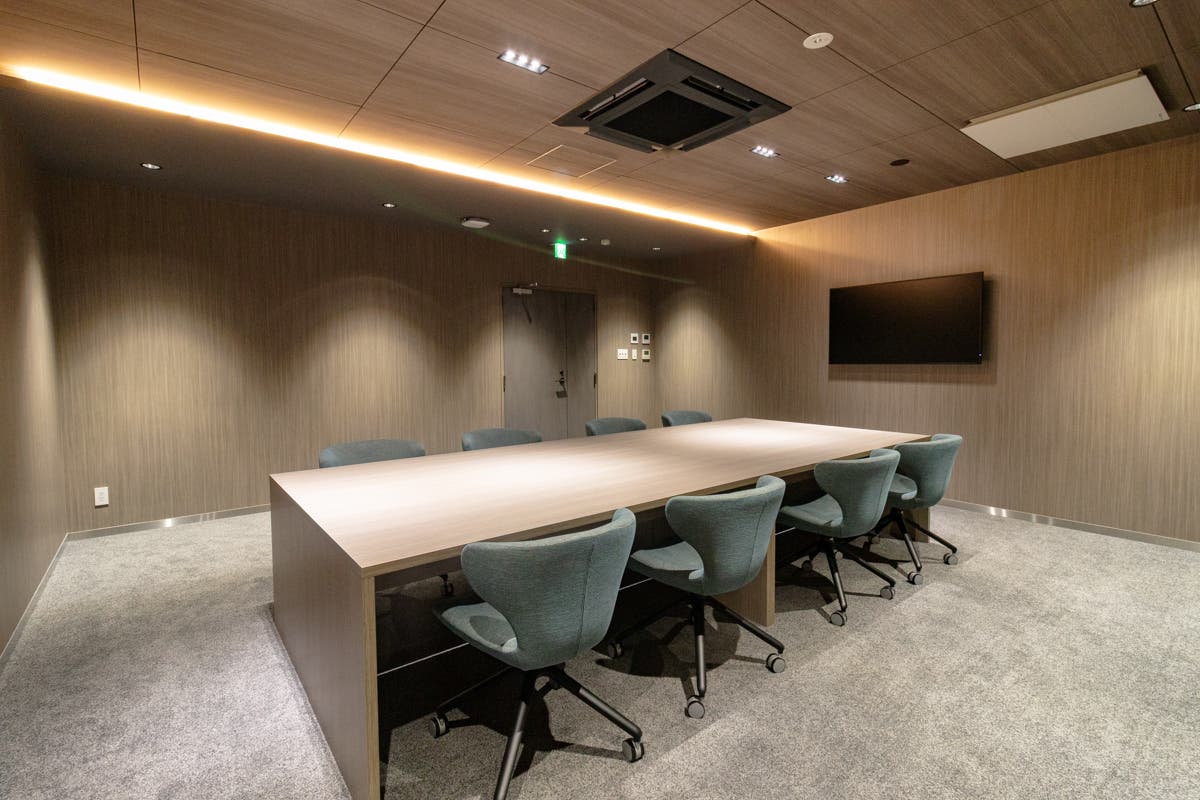 【JR博多駅東5出口徒歩2分！定員8名】モニター・WiFi無料！ふれあい貸し会議室Premium トヨタレンタリース博多駅前Cの写真3