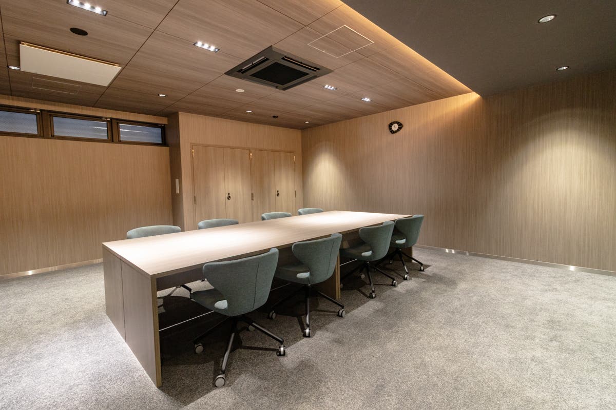 【JR博多駅東5出口徒歩2分！定員8名】モニター・WiFi無料！ふれあい貸し会議室Premium トヨタレンタリース博多駅前Cの写真6