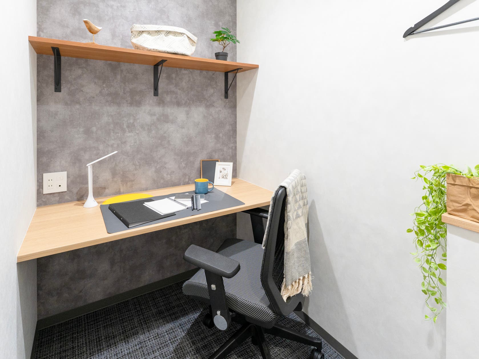 ⭐️新潟駅万代口徒歩3分⭐️1名用完全個室/テレワーク・自習・作業スペース/スタッフ常駐✨Wi-Fi/フリードリンクの写真1