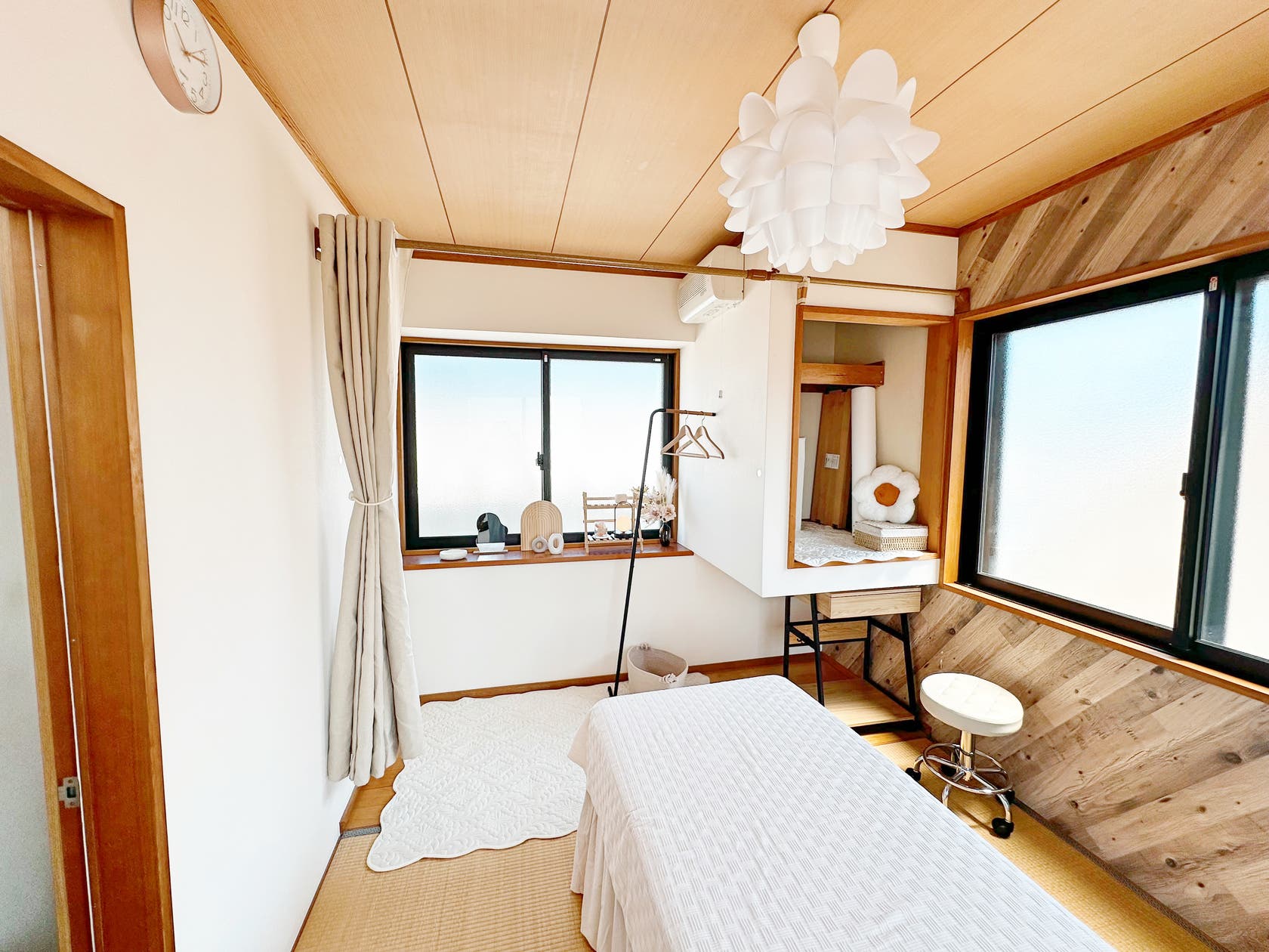 女性のための、静かでプライベートな癒し空間。《電動マッサージベッドがあるリラクゼーション用のお部屋》の写真1