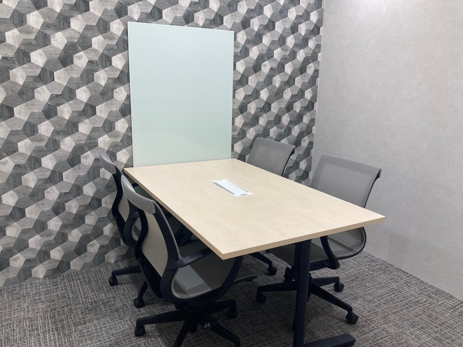 個室追加オプション：小会議室（4名着席可）の画像1