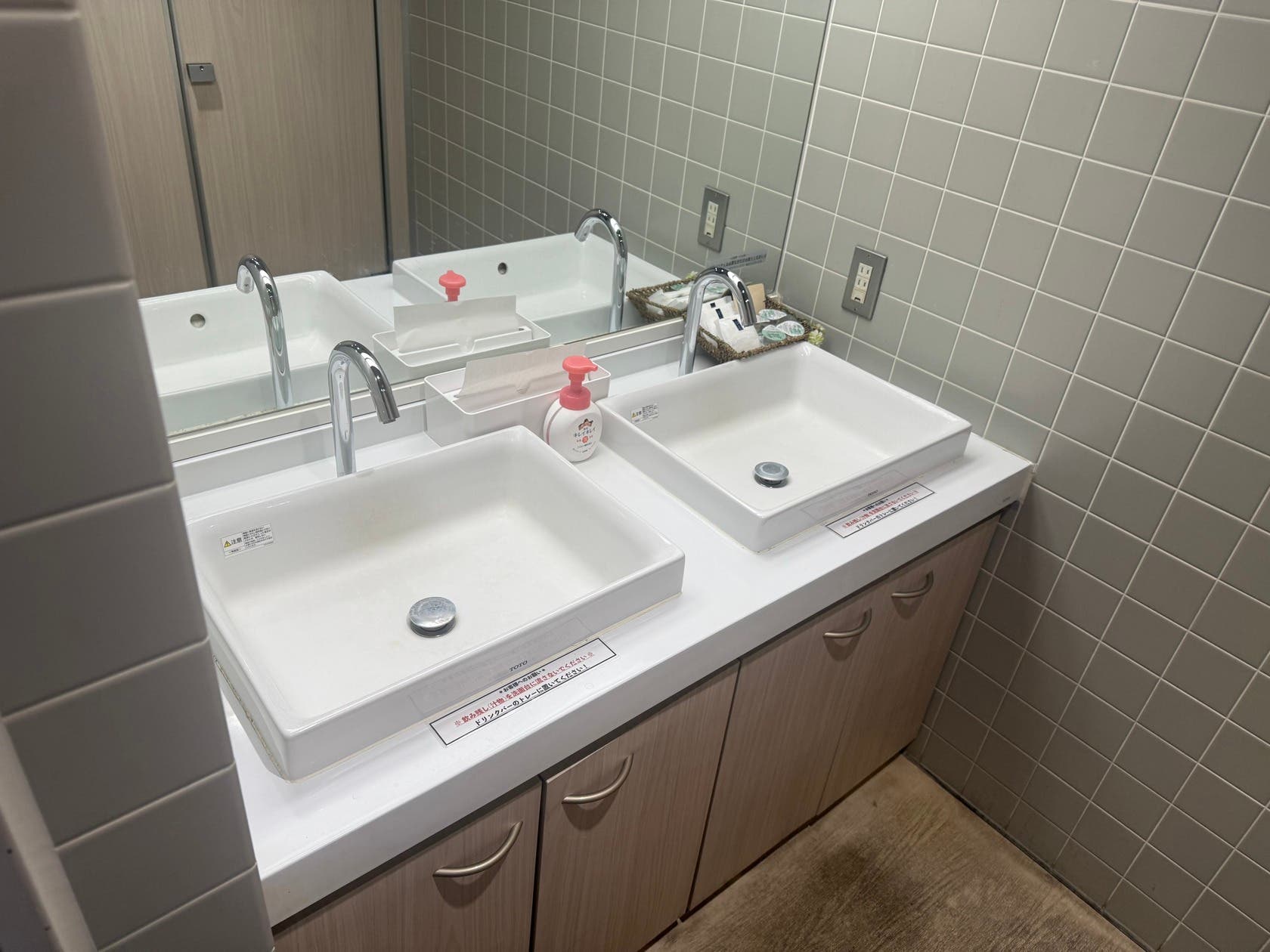 【4名BOX席】五反田駅徒歩3分！フリードリンク/モニター/Wi-Fi/充電器/テレワークやWeb会議に最適の写真23