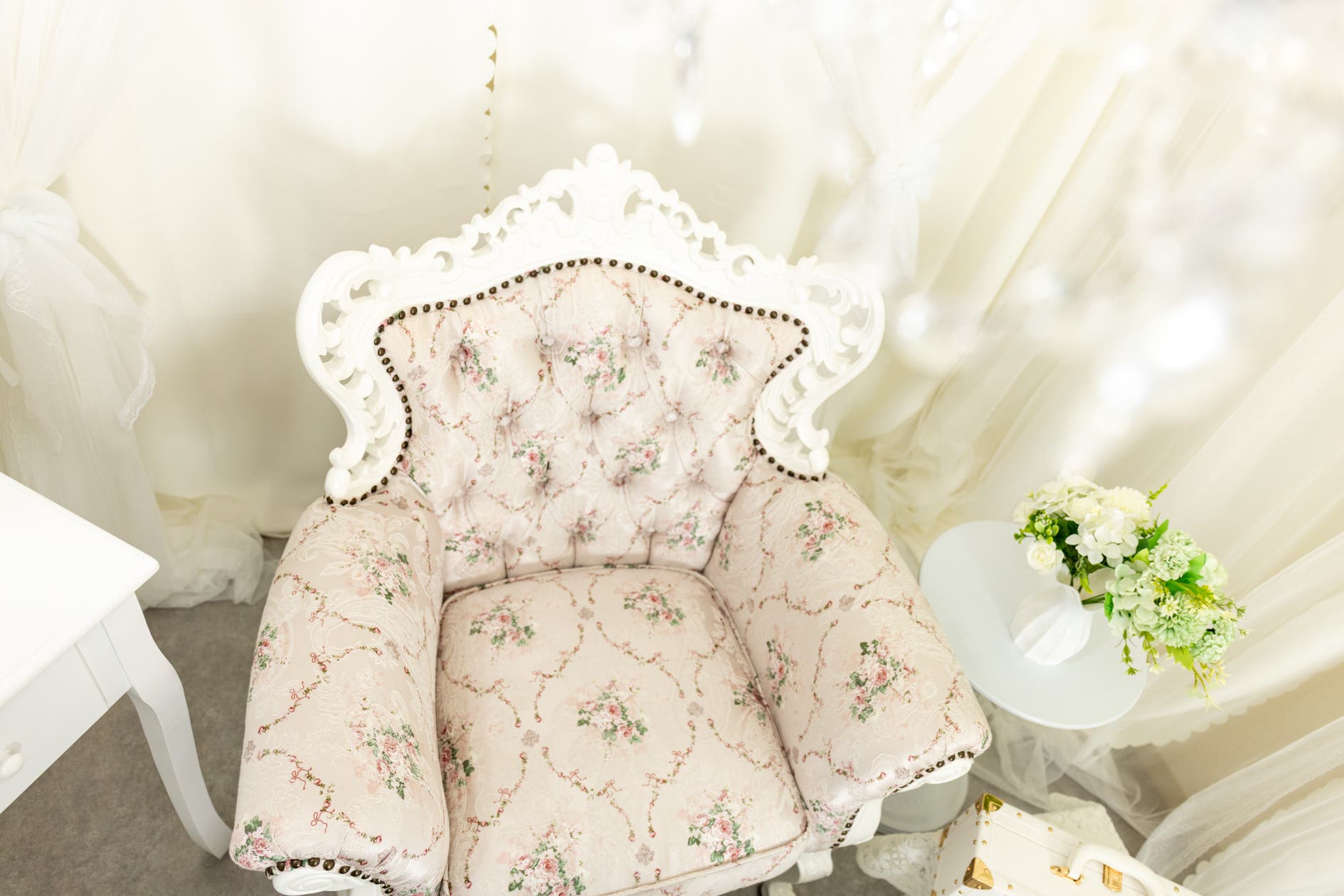 少ないグッズでも可愛く撮れる✨ 白×アンティークの小さな推し活ルームの写真10