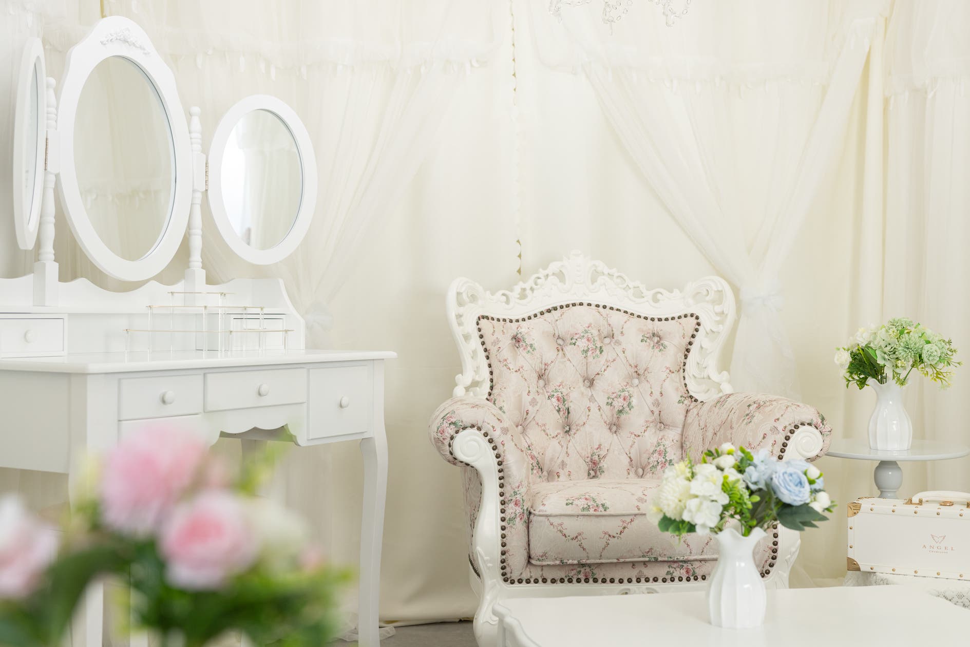 少ないグッズでも可愛く撮れる✨ 白×アンティークの小さな推し活ルームの写真6