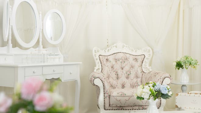 少ないグッズでも可愛く撮れる✨ 白×アンティークの小さな推し活ルームの写真6