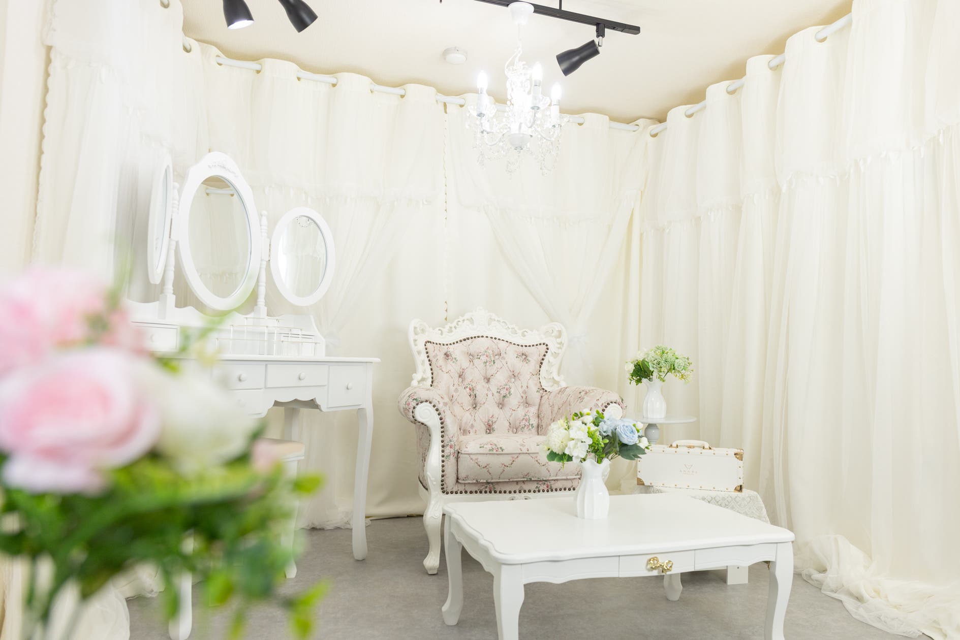 少ないグッズでも可愛く撮れる✨ 白×アンティークの小さな推し活ルームの写真7