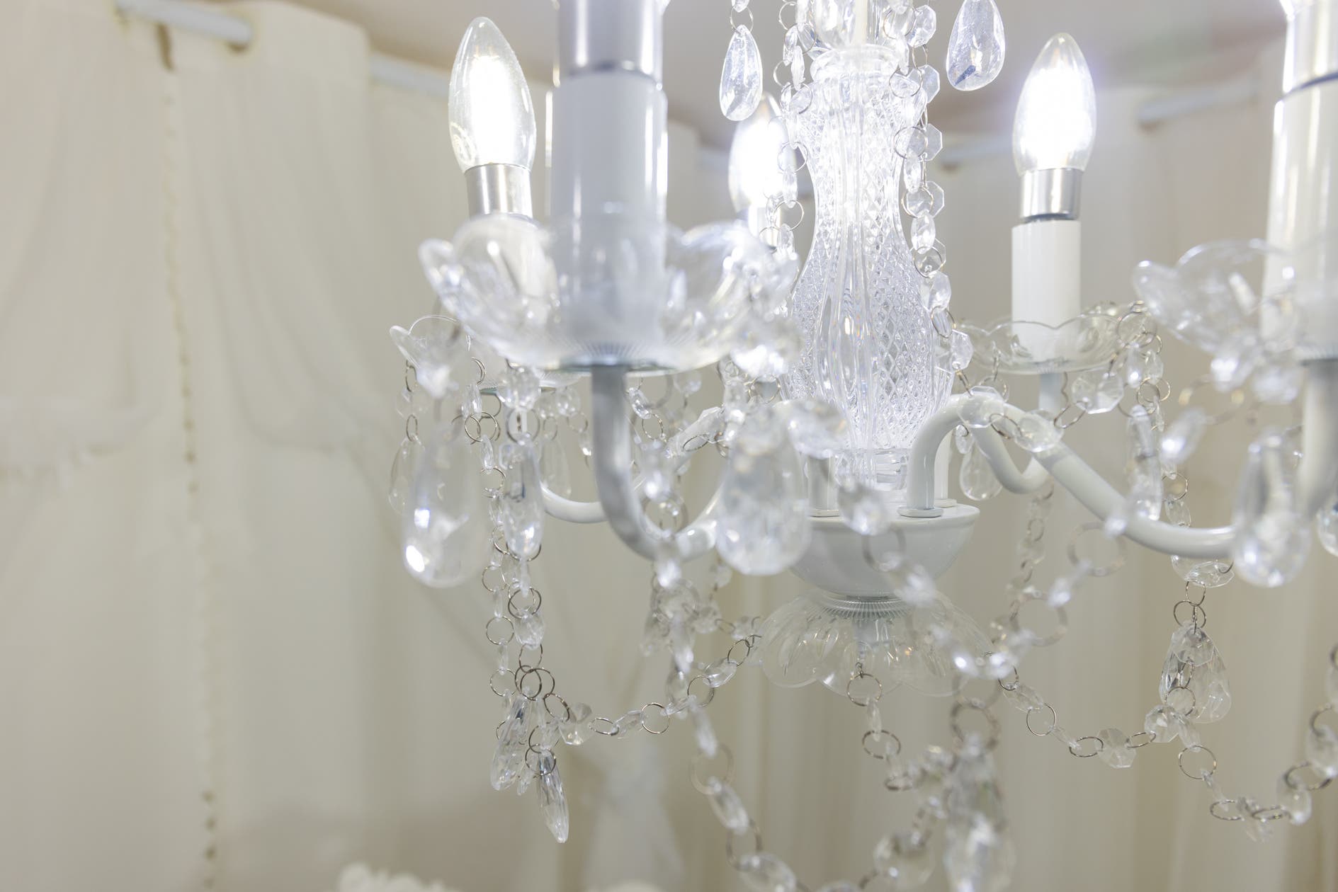 少ないグッズでも可愛く撮れる✨ 白×アンティークの小さな推し活ルームの写真13