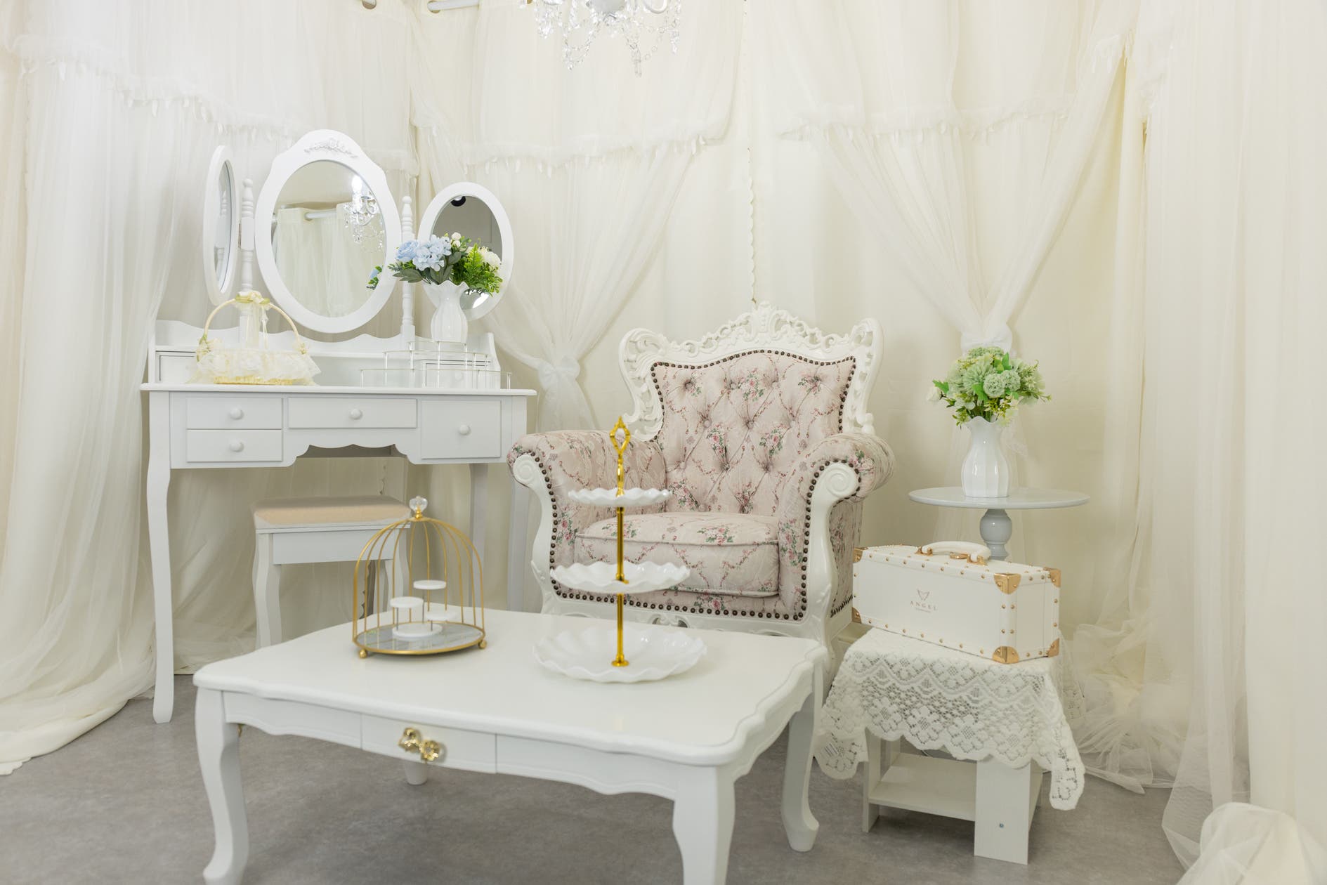 少ないグッズでも可愛く撮れる✨ 白×アンティークの小さな推し活ルームの写真4