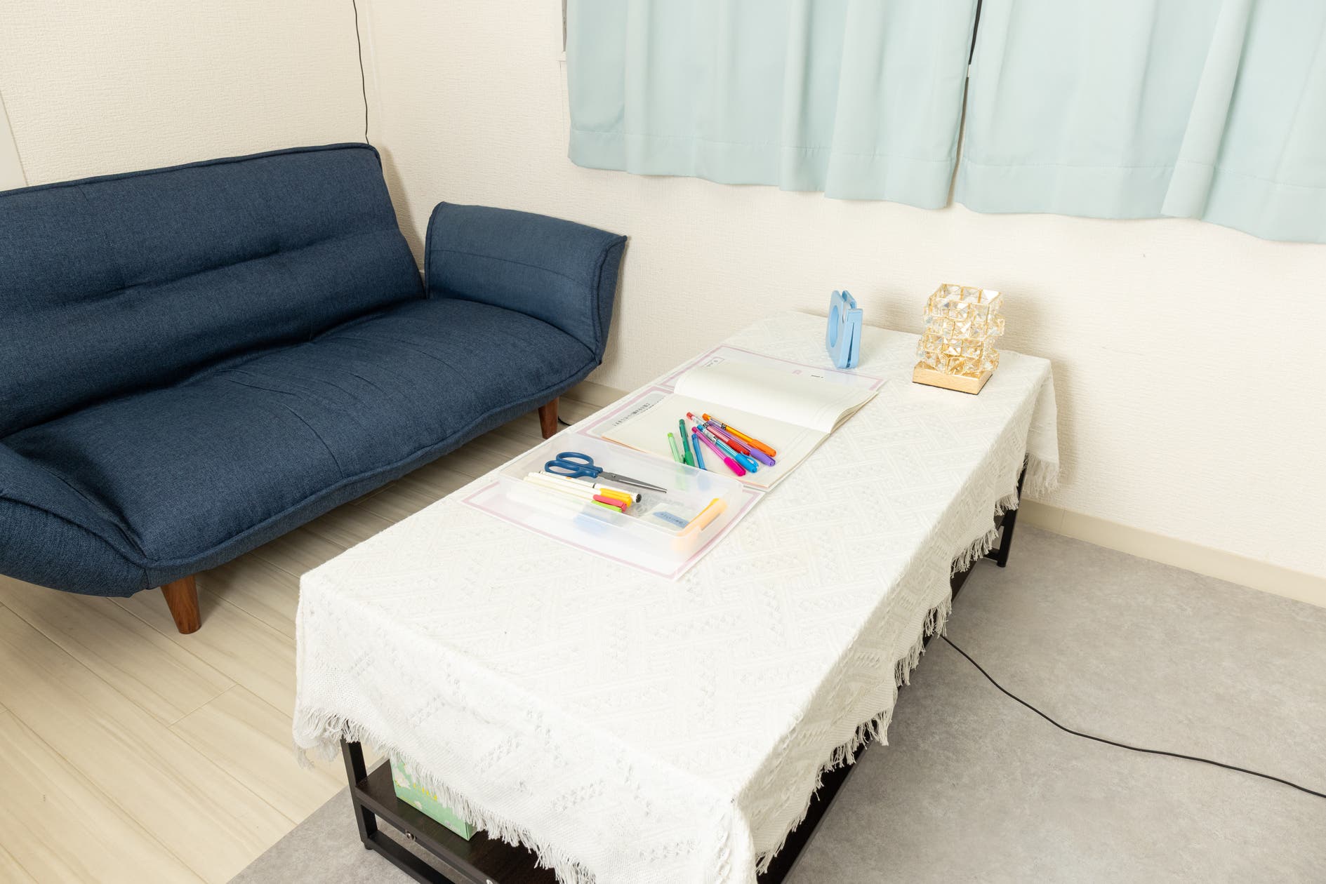 少ないグッズでも可愛く撮れる✨ 白×アンティークの小さな推し活ルームの写真11