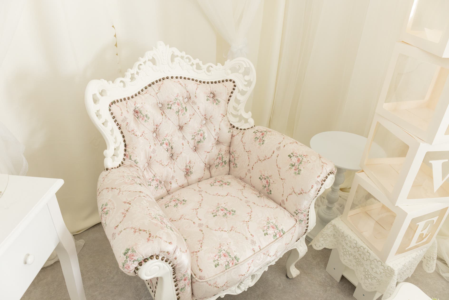 少ないグッズでも可愛く撮れる✨ 白×アンティークの小さな推し活ルームの写真9