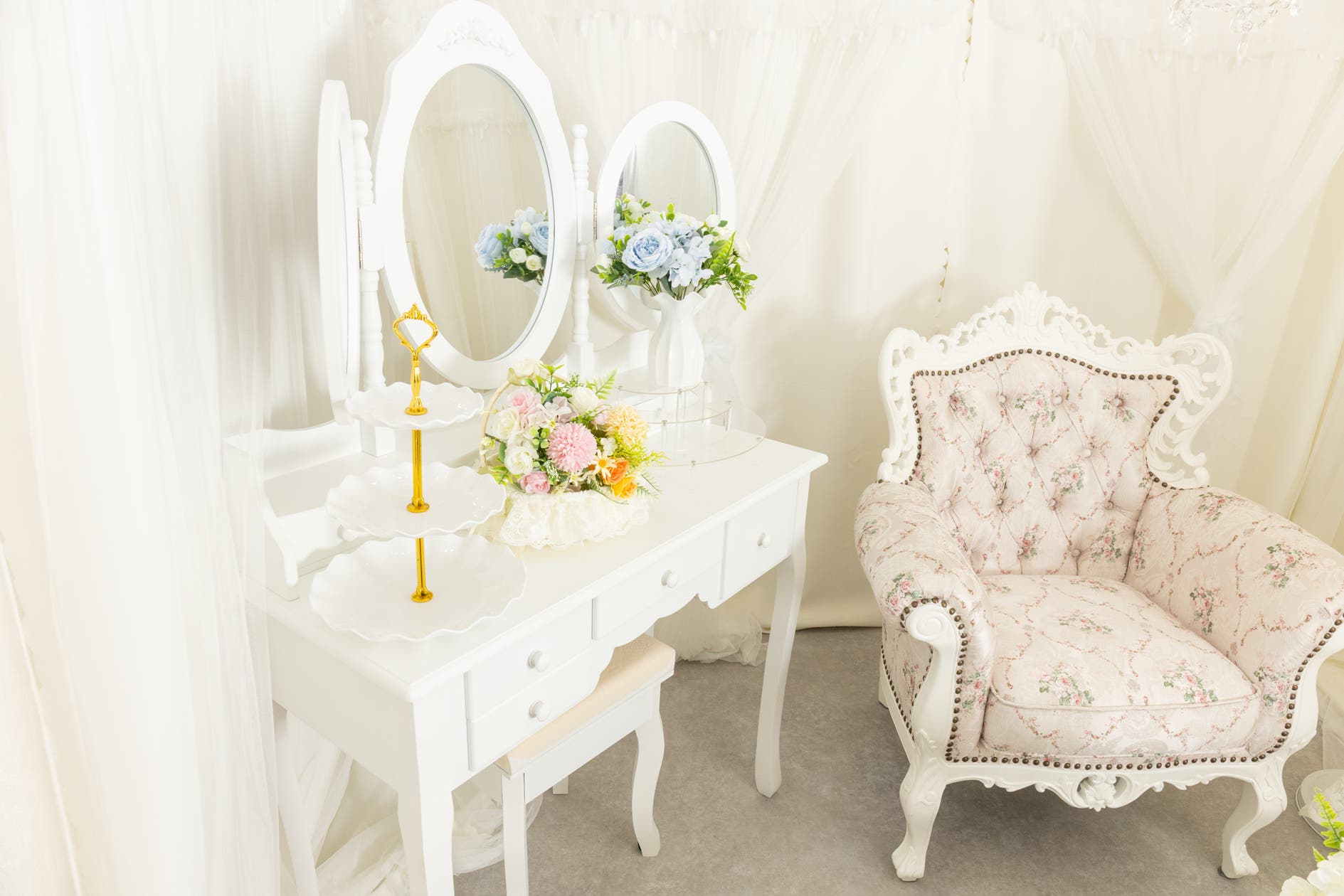 少ないグッズでも可愛く撮れる✨ 白×アンティークの小さな推し活ルームの写真8