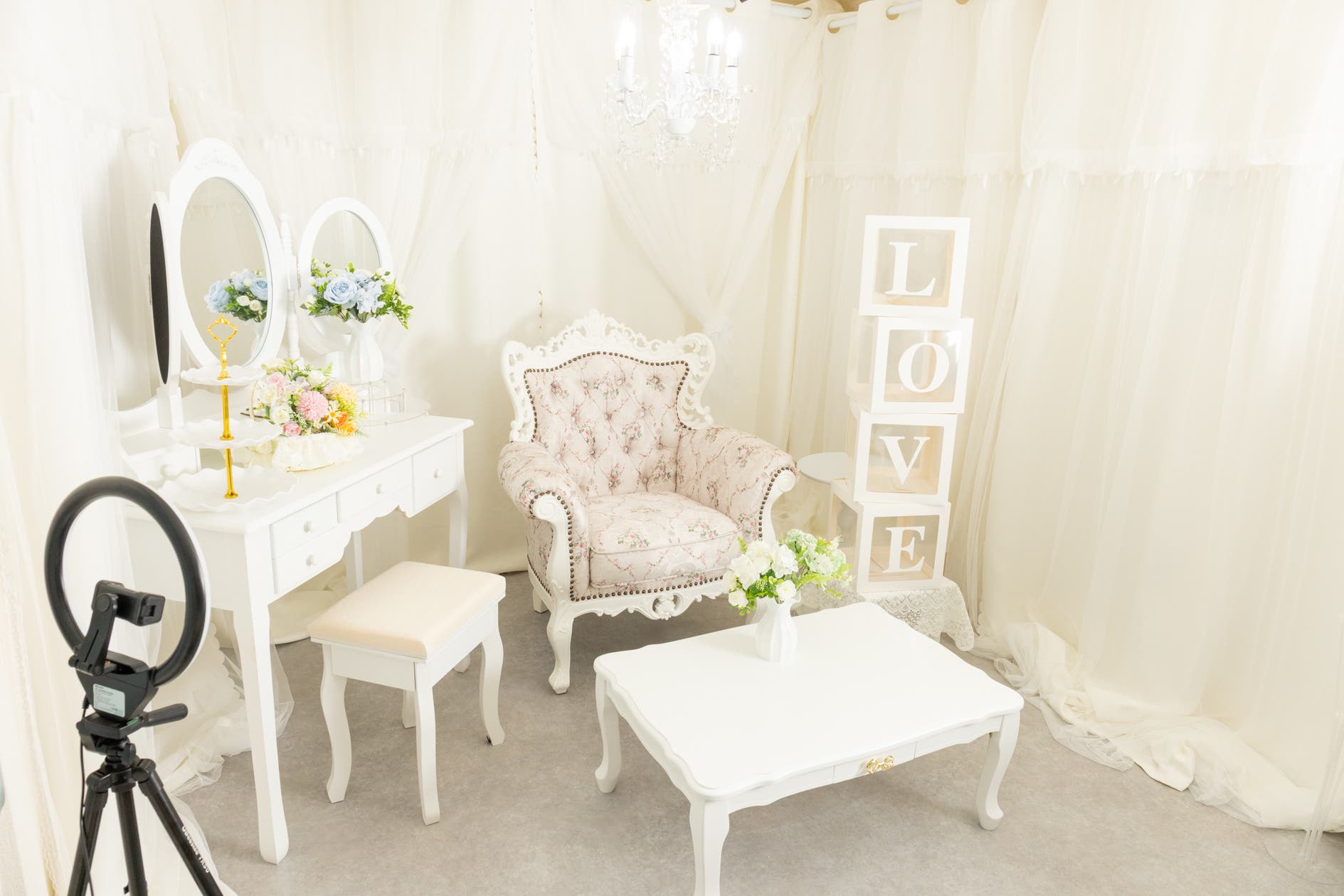 少ないグッズでも可愛く撮れる✨ 白×アンティークの小さな推し活ルームの写真5