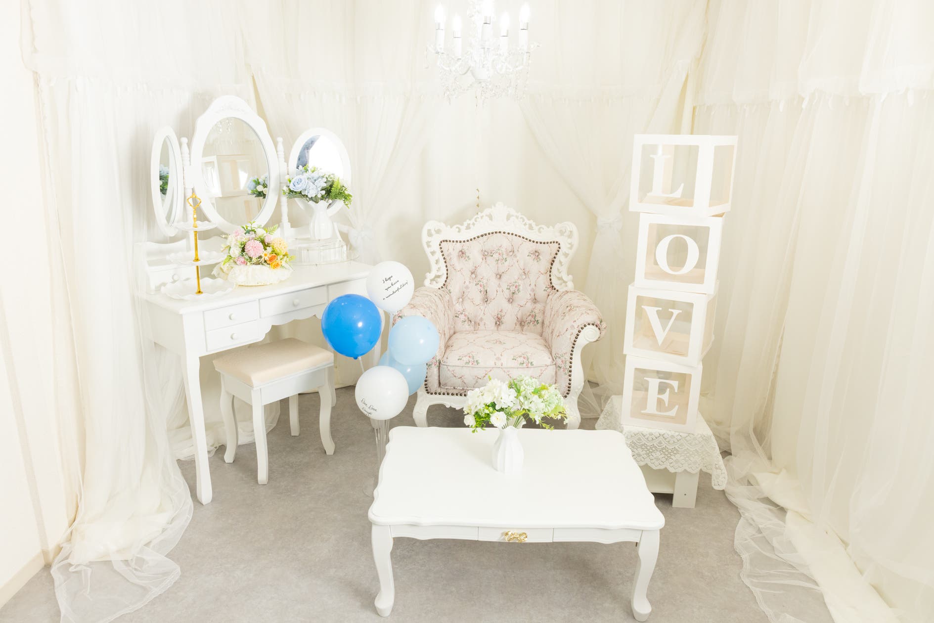 少ないグッズでも可愛く撮れる✨ 白×アンティークの小さな推し活ルームの写真2