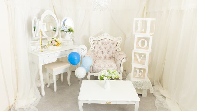 少ないグッズでも可愛く撮れる✨ 白×アンティークの小さな推し活ルームの写真2